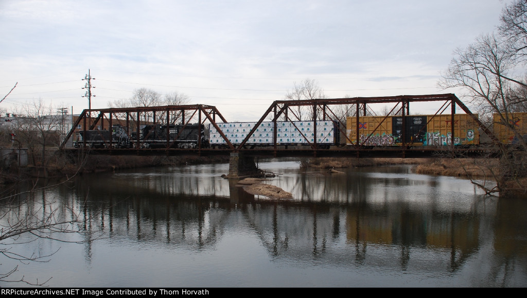 BDRV 1596 leads its consist over the Raritan River with C&D 2005 in tow